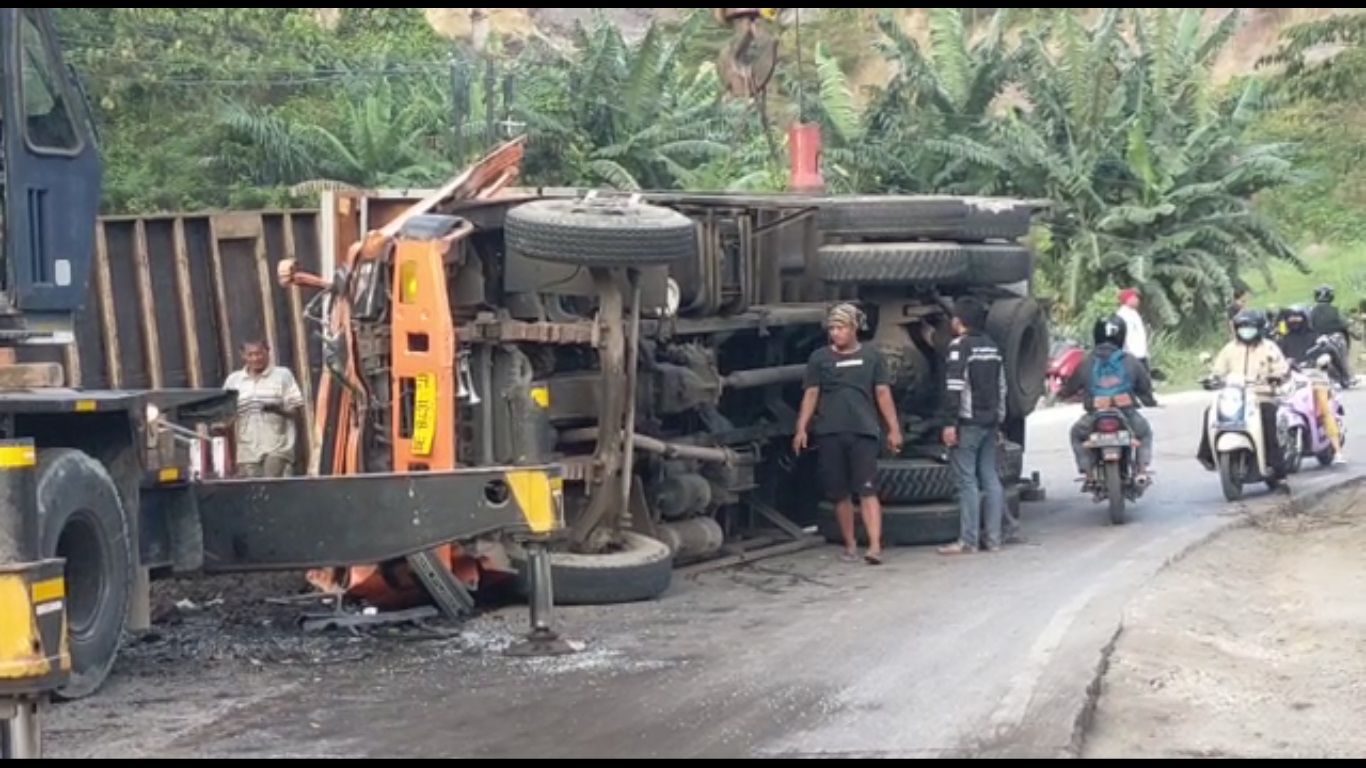 Truk Batu Bara Vs Kontainer, Macet 1 Km - radartvnews | Portal Berita Lampung