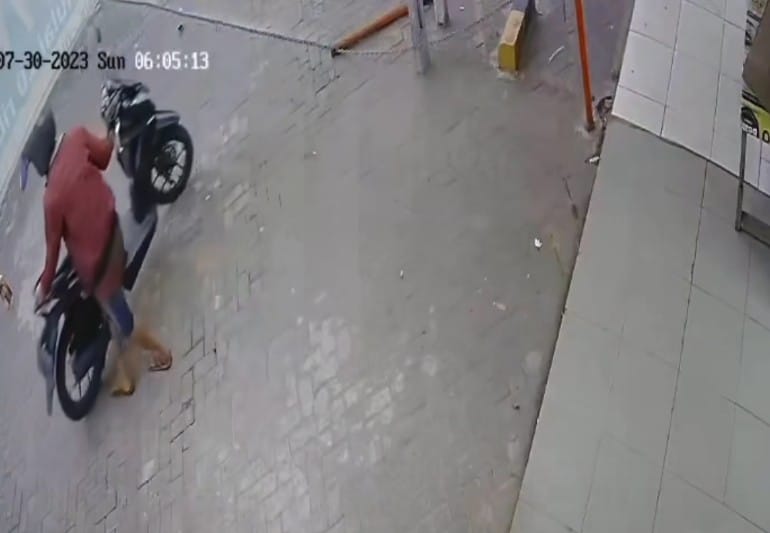 Aksi Curanmor Todongkan Senjata Kepada Korban Terekam CCTV - radartvnews | Portal Berita Lampung